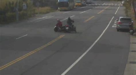 （鬼切釀死亡車禍片）撞擊畫面曝光！婦人機車鬼切遭追撞 男騎士頭部重創不治