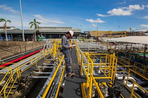 Premium Photo Male Worker Inspection Visual Pipeline Oil And Gas