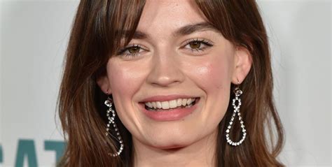 Emma Mackey Lors De La Première De La Saison 2 De La Série Télévisée