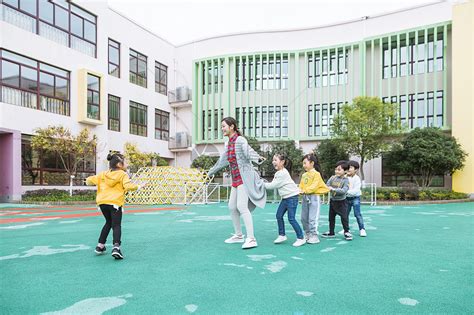幼儿园老师和孩子玩游戏高清图片下载 正版图片501112071 摄图网