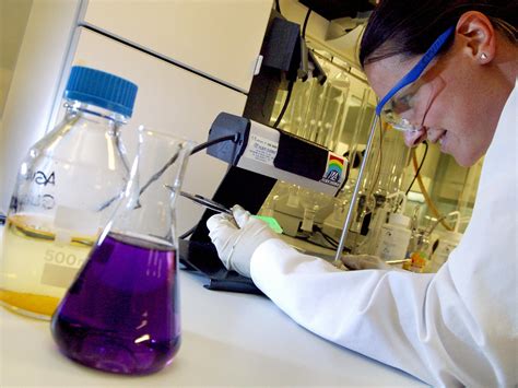 DistractinglySexy Woman Scientists Tweet The Most Perfect Responses To Tim Hunt S Sexist The