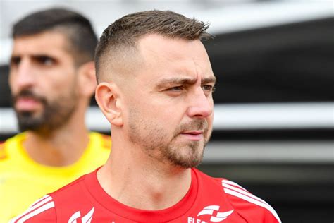 Căpitanul Fc Ului A Semnat Un Nou Contract Iftime Ce Bărbat Frumos S