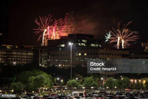 불꽃놀이 도시 지역에서 7 월 4 일 또는 새 해의 축 하에 대 한 표시 0명에 대한 스톡 사진 및 기타 이미지 0명 12월 31일 1월 Istock