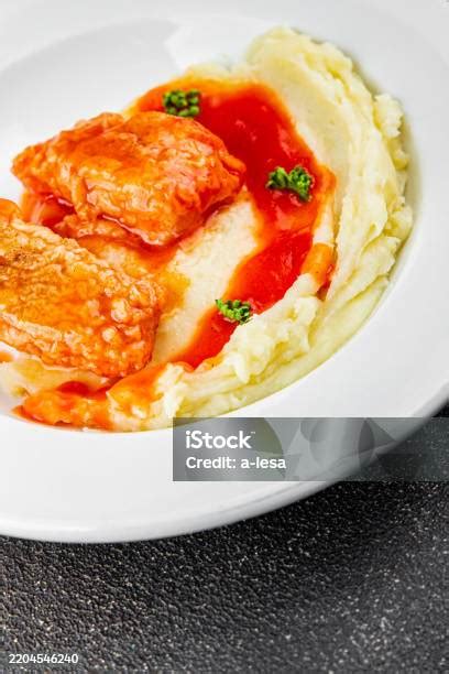 토마토 소스와 으깬 감자에 물고기 맛 좋은 신선 맛있는 미식가 음식 배경 테이블 소박한 음식 평면도 사본 공간 감자 요리에 대한 스톡 사진 및 기타 이미지 Istock