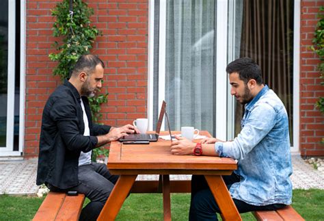 사무실 뒤뜰에서 노트북에서 일하는 캐주얼 한 옷을 입은 두 명의 사업가 25 29세에 대한 스톡 사진 및 기타 이미지 25 29세 2명 35 39세 Istock