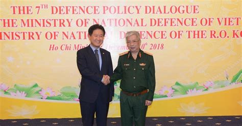 인사하는 한 베트남 국방부 차관