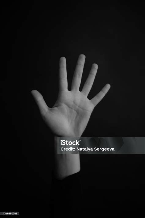 신체 세부 사항 어두운 배경에 여성 손바닥 손과 손가락의 아름다운 퍼지와 초점을 맞춘 이미지 가리키기에 대한 스톡 사진 및 기타 이미지 Istock