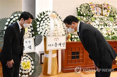 안철수 위원장 부친 빈소 찾은 최태원 회장 연합뉴스