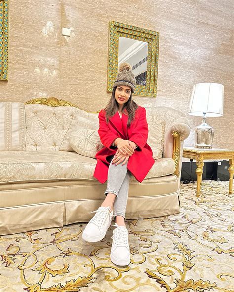 එයා නම් ගොඩක් සතුටු වෙලා වගේ සරාගී සුරූපිනිය චූලක්ශි කොහෙද මේ ගිහින් තියෙන්නේ Photos