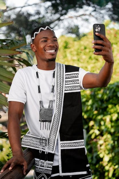 Vue De Face Homme Prenant Selfie Photo Gratuite