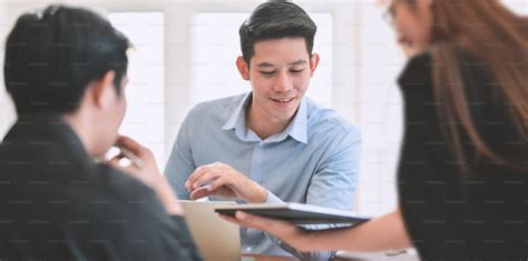 현대 사무실 방에서 함께 프로젝트를 논의하는 젊은 전문 비즈니스 팀 사진 Unsplash의 태국 이미지