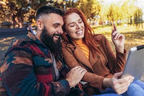 신용 카드와 디지털 태블릿으로 온라인 쇼핑하는 카페에 앉아 있는 아름다운 사랑스러운 커플 가을에 대한 스톡 사진 및 기타 이미지 가을 쇼핑 온라인 쇼핑 Istock