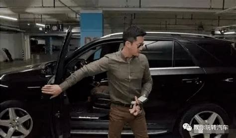 吴京座驾曝光，20万升级到490万，跟20亿身价比还是太低调法拉利