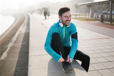 활동적인 잘 생긴 스포츠맨 훈련 조깅과 야외 운동 가을에 대한 스톡 사진 및 기타 이미지 가을 건강한 생활방식 계절 Istock
