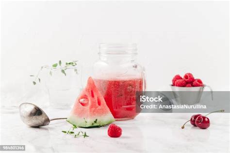 라임 주스 생강과 대리석 테이블과 흰색 배경에서 꿀 수 박과 딸기 레모네이드 상쾌한 유리 항아리 컵 여름 음료 개념입니다 공간 복사 건강한 식생활에 대한 스톡 사진 및 기타