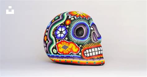 흰색 바탕에 화려하게 칠해진 설탕 두개골 사진 Unsplash의 무료 죽음 이미지