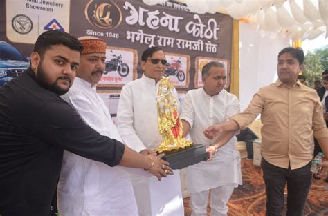 जौनपुर गहना कोठी के लकी ड्रॉ में पहला पुरस्कार डॉ विनोद व दूसरा