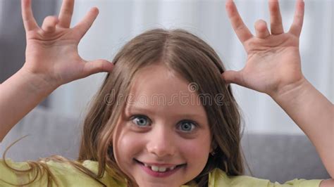 Fille Coquine Caméra Dapparence Enfant Joueuse Sourire Enfant