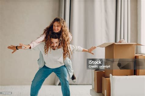 행복한 젊은 가족 부부 남자와 여자는 새로운 부동산 집 아파트로 골판지 상자를 옮긴 후 놀고 즐깁니다 열쇠에 대한 스톡 사진 및 기타 이미지 Istock