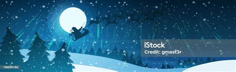 눈 덮인 소나무 나무 숲 메리 크리스마스 새해 겨울 휴일 개념 인사말 카드 수평을 통해 밤 하늘에 순록과 썰매에 비행 산타 12월에 대한 스톡 벡터 아트 및 기타 이미지