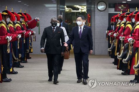 가나 국방장관 접견한 신범철 차관 연합뉴스