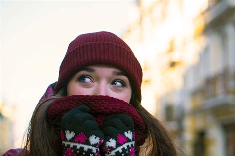 갈색 머리 여자 보라색 겨울 코트를 입고 모자와 스카프 겨울에 유럽 거리를 지나가는 예쁜 스카프에 싸서 갈색 머리에 대한 스톡