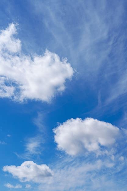 검은색 배경의 클리파트에 고립된 색 은 구름 프리미엄 사진