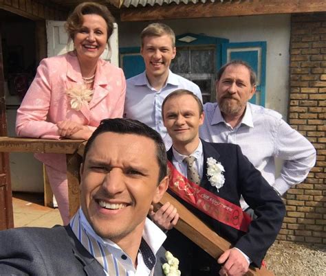 Тарас Цимбалюк поділився раніше неопублікованими фото зі зйомок «Спіймати Кайдаша Glamurchik