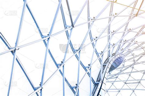 建筑结构以室外金属钢框架为背景和纹理