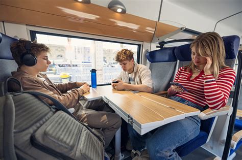 프랑스 리비에라를 따라 기차로 여행하는 세 명의 청소년 14 15 살에 대한 스톡 사진 및 기타 이미지 14 15 살 18 19세 3 명 Istock