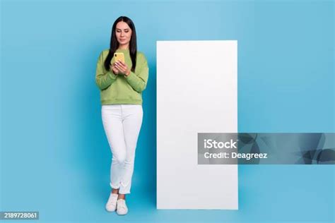 예쁜 아가씨 사용 전화 빈 공간 빈 포스터 파란색 배경에 고립 된 전체 크기 사진 30 34세에 대한 스톡 사진 및 기타 이미지 30 34세 감정 검정 머리 Istock