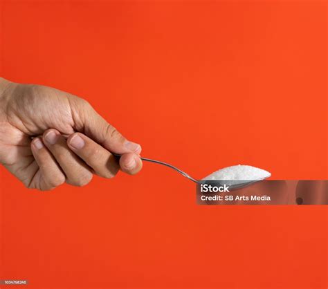 여자 손 잡고 숟가락 설탕 설탕 중독 다이어트 건강 문제 당뇨병 열 량 및 제품 개념에 설탕의 양을에 빨간색 배경에 고립의 전체를 제공 하 고 설탕에 대한 스톡 사진 및