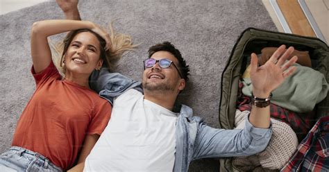 여행 가방에 옷을 포장하는 사랑하는 커플 여행을 준비하는 남자 친구와 여자 친구 사진 Unsplash의 여행 가방 이미지