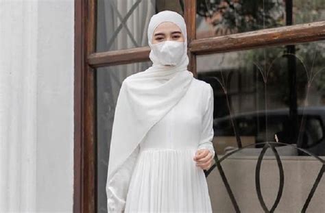 Tips Memakai Hijab Putih Agar Wajah Tidak Terlihat Kusam Chanelmuslim Com