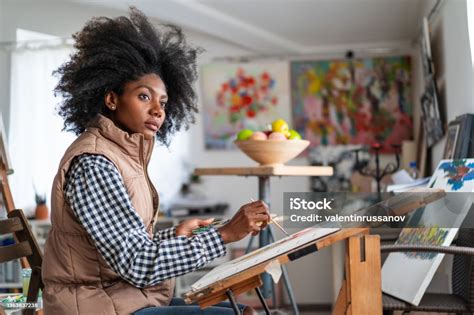 아트 스튜디오에서 그림을 그리는 아프리카 여성 파인 아티스트 아프로 헤어 25 29세에 대한 스톡 사진 및 기타 이미지 25 29세 격리 공예 Istock