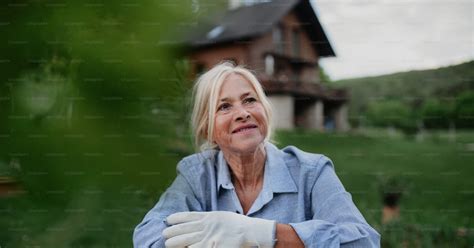 정원에서 야외에서 페인트 공예를 하는 동안 앉아서 쉬고 있는 행복한 노인 여성 사진 Unsplash의 앉아 이미지