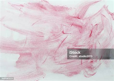 흰색 배경에 추상 빨간색 수채화 종이에 튀는 색손이 그려졌습니다 드로잉에 대한 스톡 사진 및 기타 이미지 드로잉 때리기 때묻은 Istock