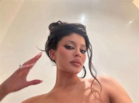 Pin De Oioi Bak Em Quick Saves Maquiagem Sensual Maquiagem Kylie
