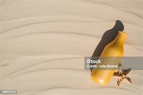 모래 에 태양 보호 요인과 불가사리 자외선 차단제 한 병 바다 레크리에이션과 스킨 케어의 개념 0명에 대한 스톡 사진 및 기타 이미지 Istock