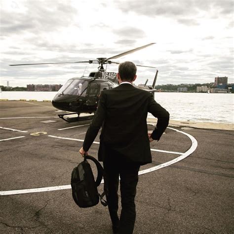 Создать мем мужчина фотосессия с вертолетом вертолет и самолет Картинки Meme