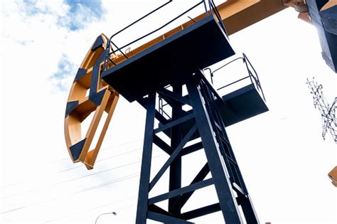 석유 굴착 장치 펌프 흔들 의자에 대하여 땅에서 원유를 생산합니다 석유 생산 천연 가스 석유 생산의 개념과 석유 배럴의 비용 0