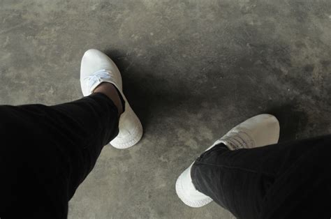 검은 바지와 흰 신발을 신은 사람 사진 Unsplash의 무료 하얀 이미지