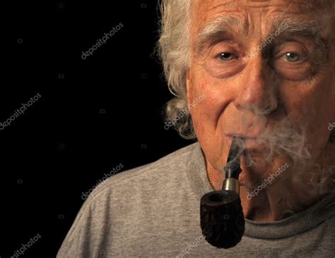 Viejo Y Su Pipa Fotografía De Stock © Rinderart 3952552 Depositphotos