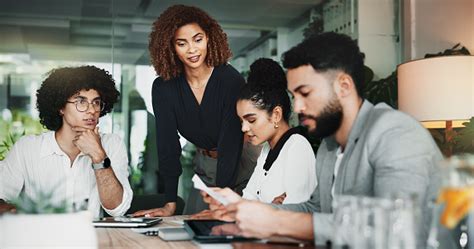 웹 디자인 토론을 위해 사무실에서 사업가와 함께 앱 개발 노트북 및 프로젝트 관리 계획 또는 전략을 위해 직장에서 직원 팀과의 협업 문서 및 회의 20 24세에 대한 스톡