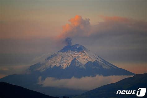 주황색 화산재 덮인 에콰도르 코토팍시 화산