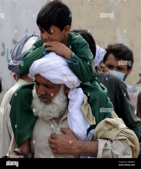 210909 Torkham Sept 9 2021 Afghan People Wait To Enter