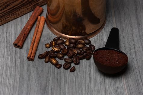 흩어져있는 커피 콩 계피 스틱 숟가락으로 분쇄 커피 회색 나무 표면에 커피 공장 0명에 대한 스톡 사진 및 기타 이미지 0명 3위 가지 식물 부위 Istock