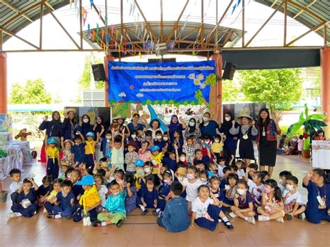 ผู้ช่วยศาสตราจารย์ ดร จิรภรณ์ มั่นเศรษฐวิทย์ ร่วมกับโรงเรียนสาธิตฯ ดำเนินการจัดกิจกรรม “ท่องโลก