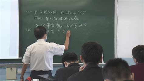 教育局新培訓材料 列明教師不應幫學生改花名及「搭膊頭」合照 Now 新聞