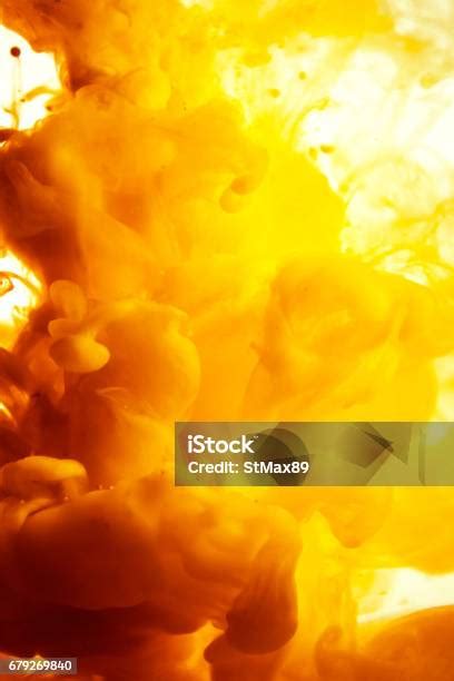 아크릴 색상과 물에 잉크입니다 추상 프레임 배경입니다 백색에 절연 되어 있습니다 수채화 물감에 대한 스톡 사진 및 기타 이미지 수채화 물감 연기 물리적 구조 0명